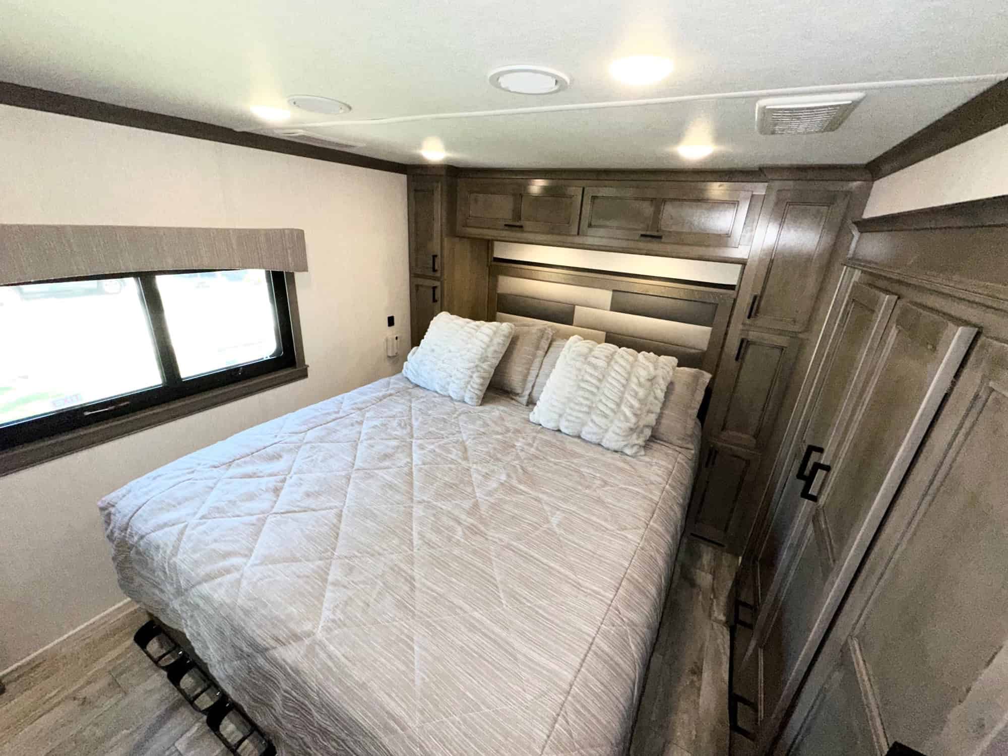 2021 44' Riverstone 42FSKG For Sale In Venice, Florida - Trailer Viewer